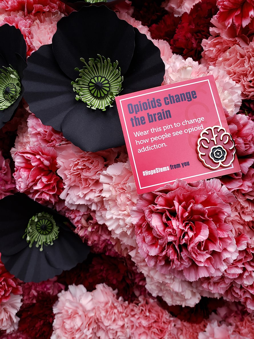 Made From 9,000 Flowers, This Brain Sculpture Reveals a Key Message ...